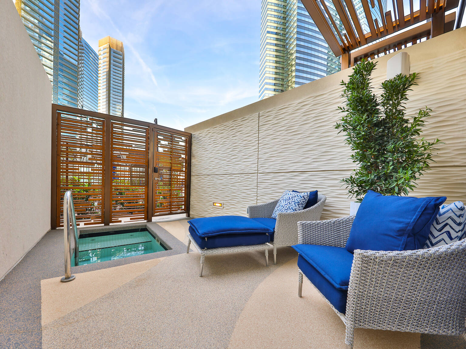 10 Best Hotels With A Private Pool in the US For A Luxury Retreat