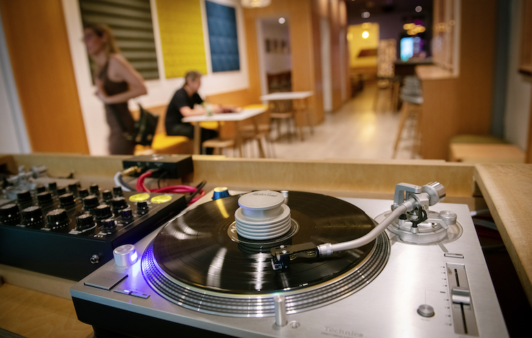 Curtis Audiophile Cafe | Music in L'Antiga Esquerra de l'Eixample ...