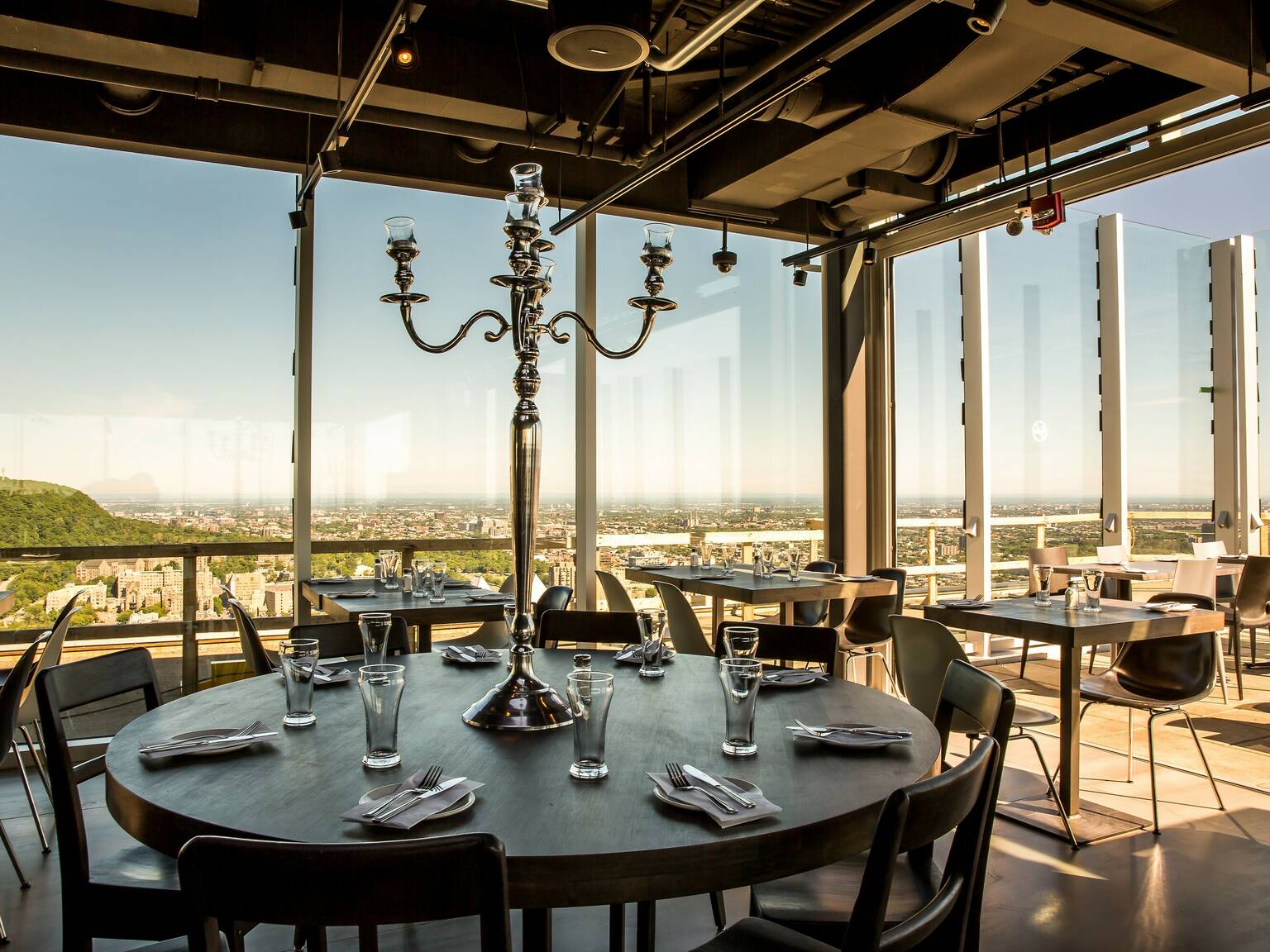 17 Best Rooftop Restaurants in Montreal For Food With Views