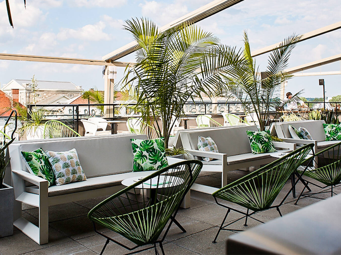 17 Best Rooftop Restaurants in Montreal For Food With Views