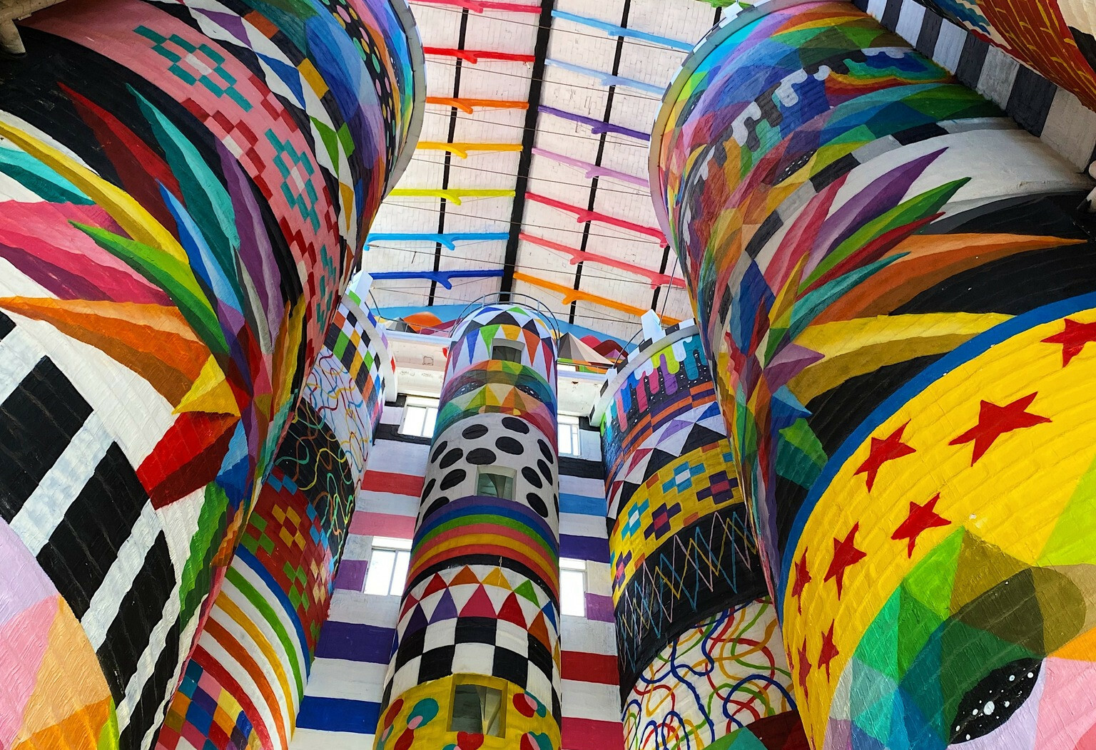 Okuda transforma un silo en una espectacular obra de arte cerca de Madrid