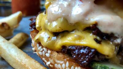 29 Best Burgers in Chicago to Sink Your Teeth Into