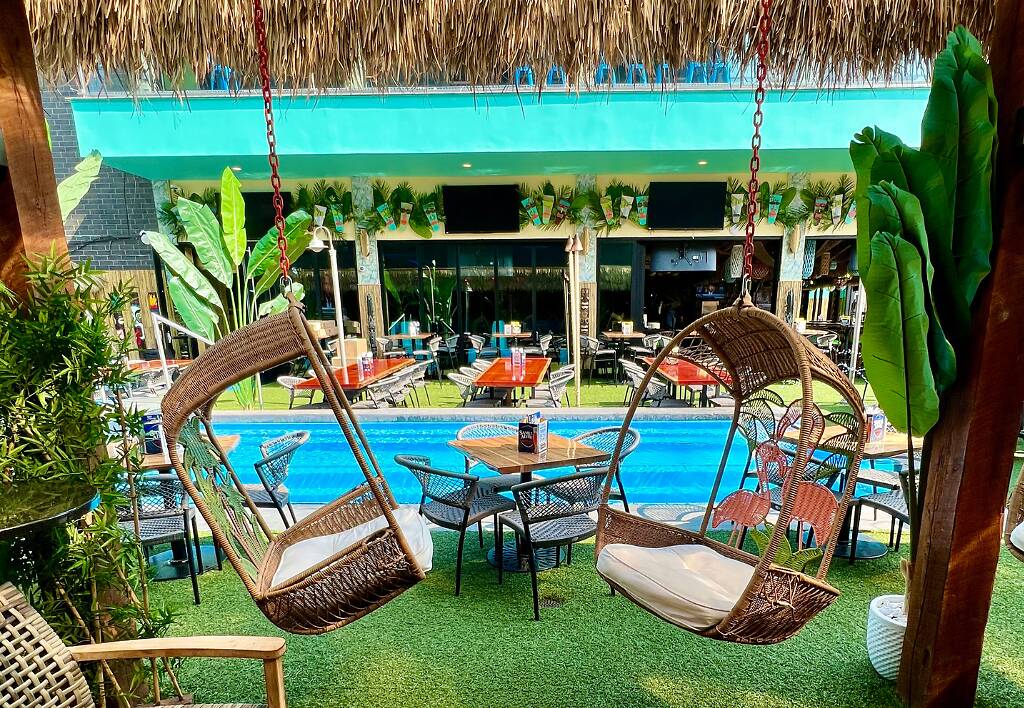 The 13 Best Tropical Bars For Tiki Drinks in Chicago