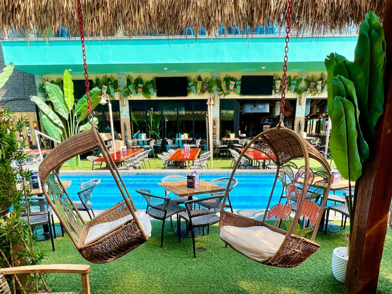 The 13 Best Tropical Bars For Tiki Drinks in Chicago