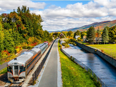 18 Best Fall Foliage Train Rides For Leaf Peeping