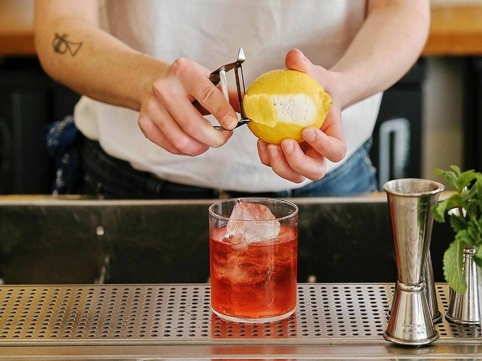 15 Best Cocktail Bars in Paris According To Locals