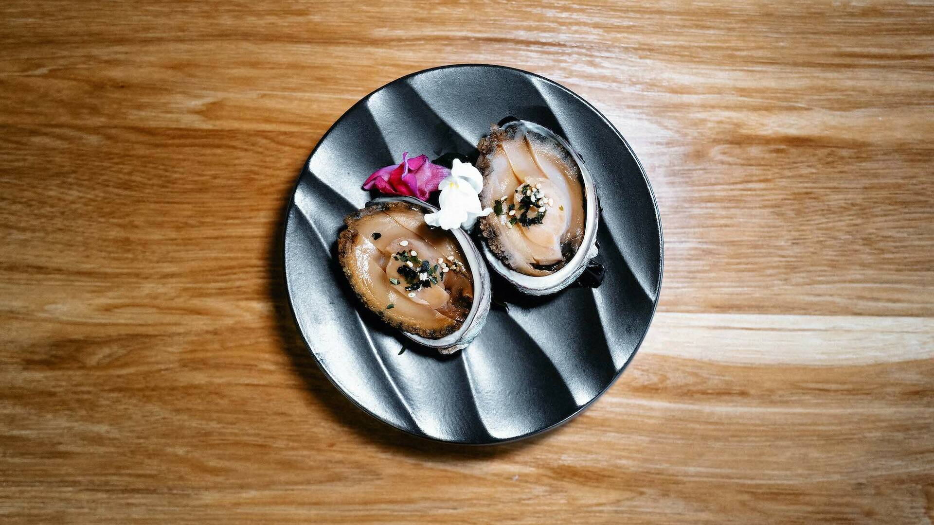 Review: Master Ha’s soy-marinated crab is a Koreatown essential