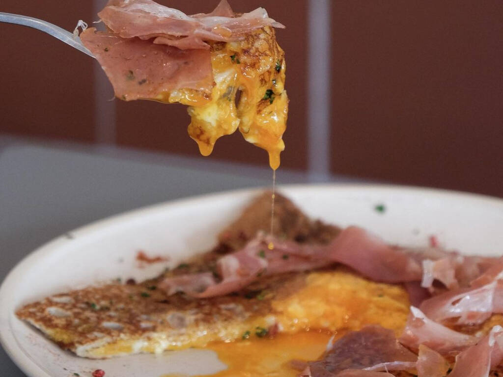 Raffles Hotel Guide: Best Things To Eat, Do, And Shop