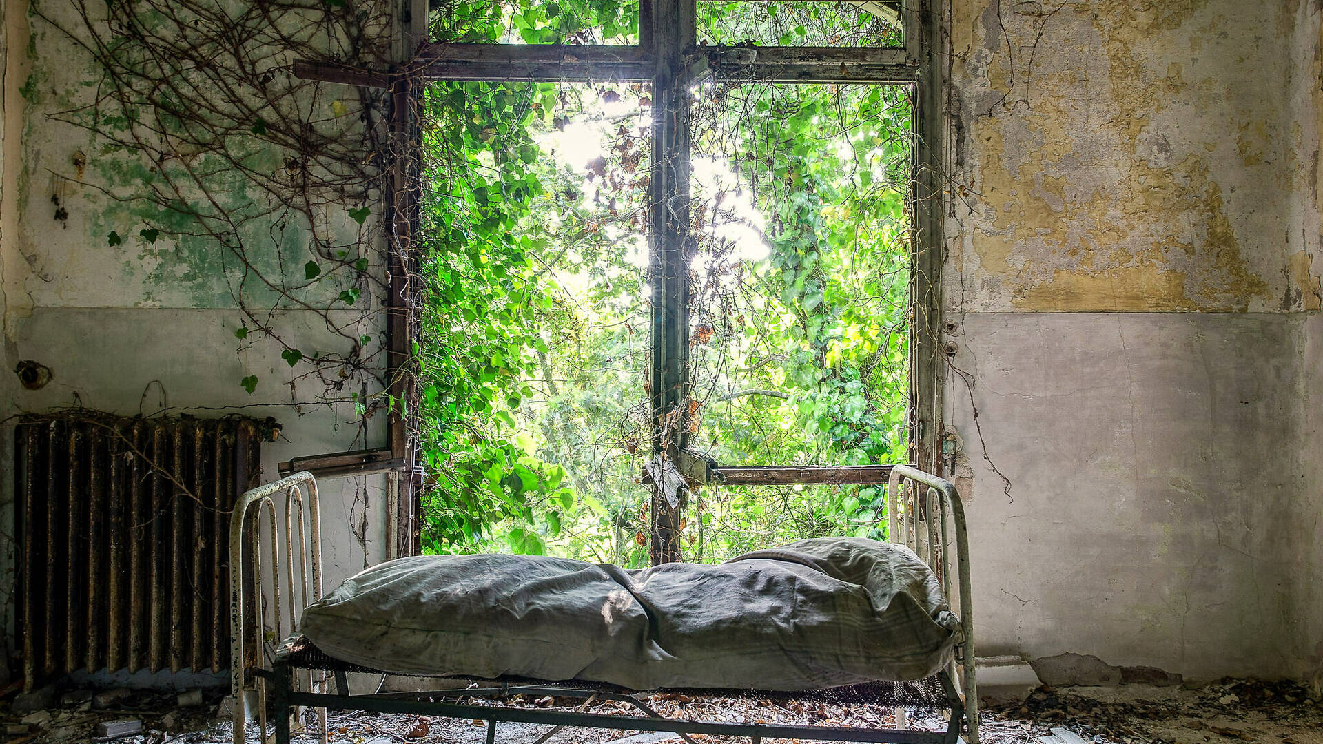 20 Spookiest Haunted Places In The World, From Ghosts To Graveyards