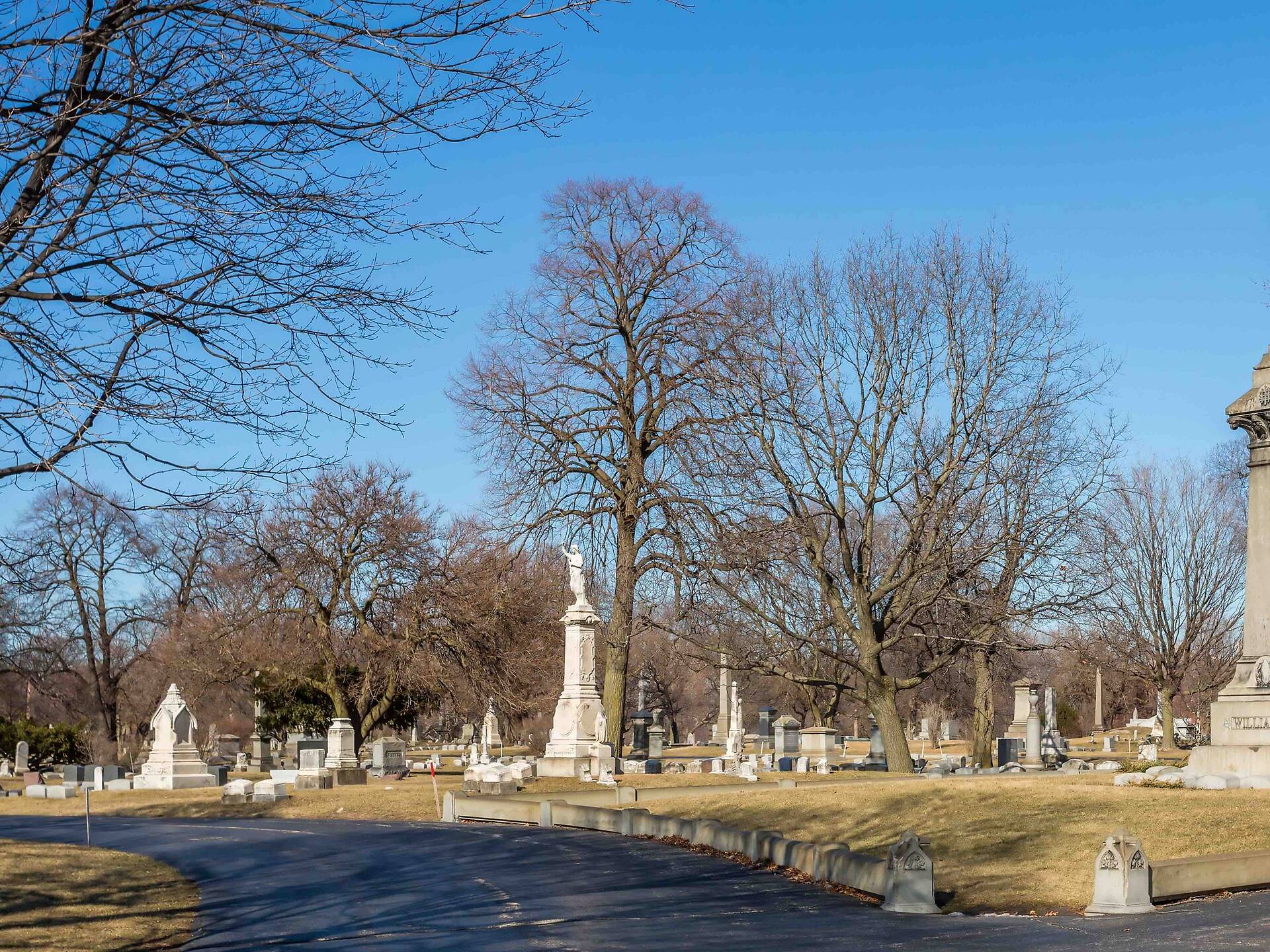 Haunted Places in Chicago: 23 Spooky Spots To Visit