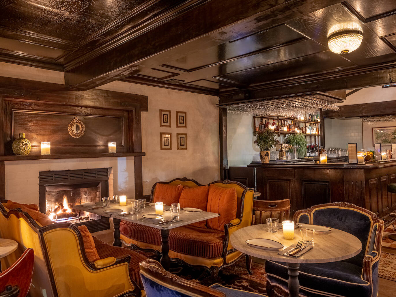 12 Best Fireplace Bars in Los Angeles For A Cozy Drink or Two