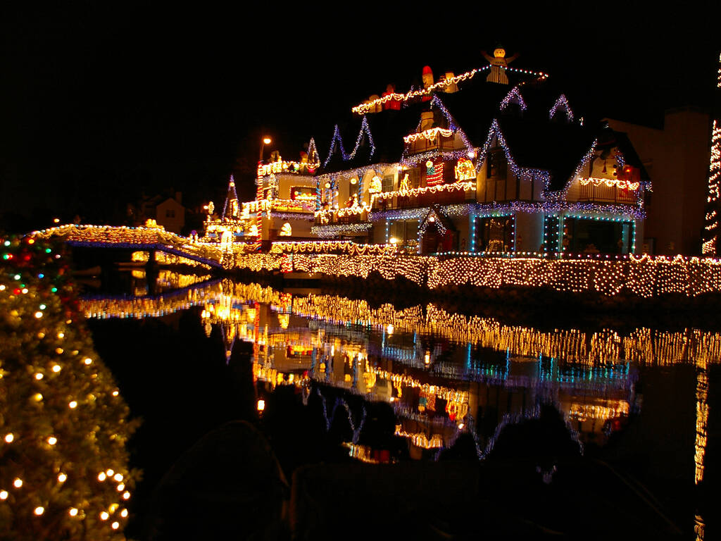 16 Best Places to See Christmas Lights in Los Angeles