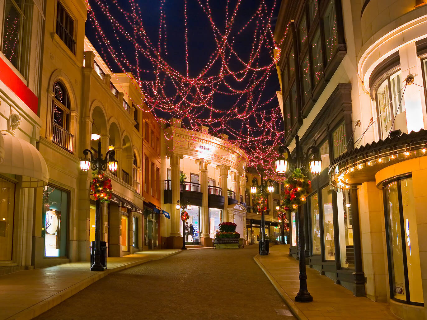 17 Best Places to See Christmas Lights in Los Angeles