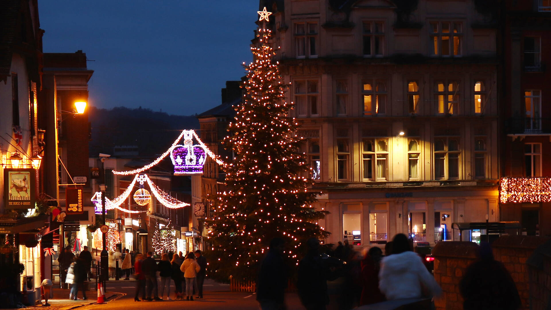11 Best Christmas Towns in the UK For A Festive Trip