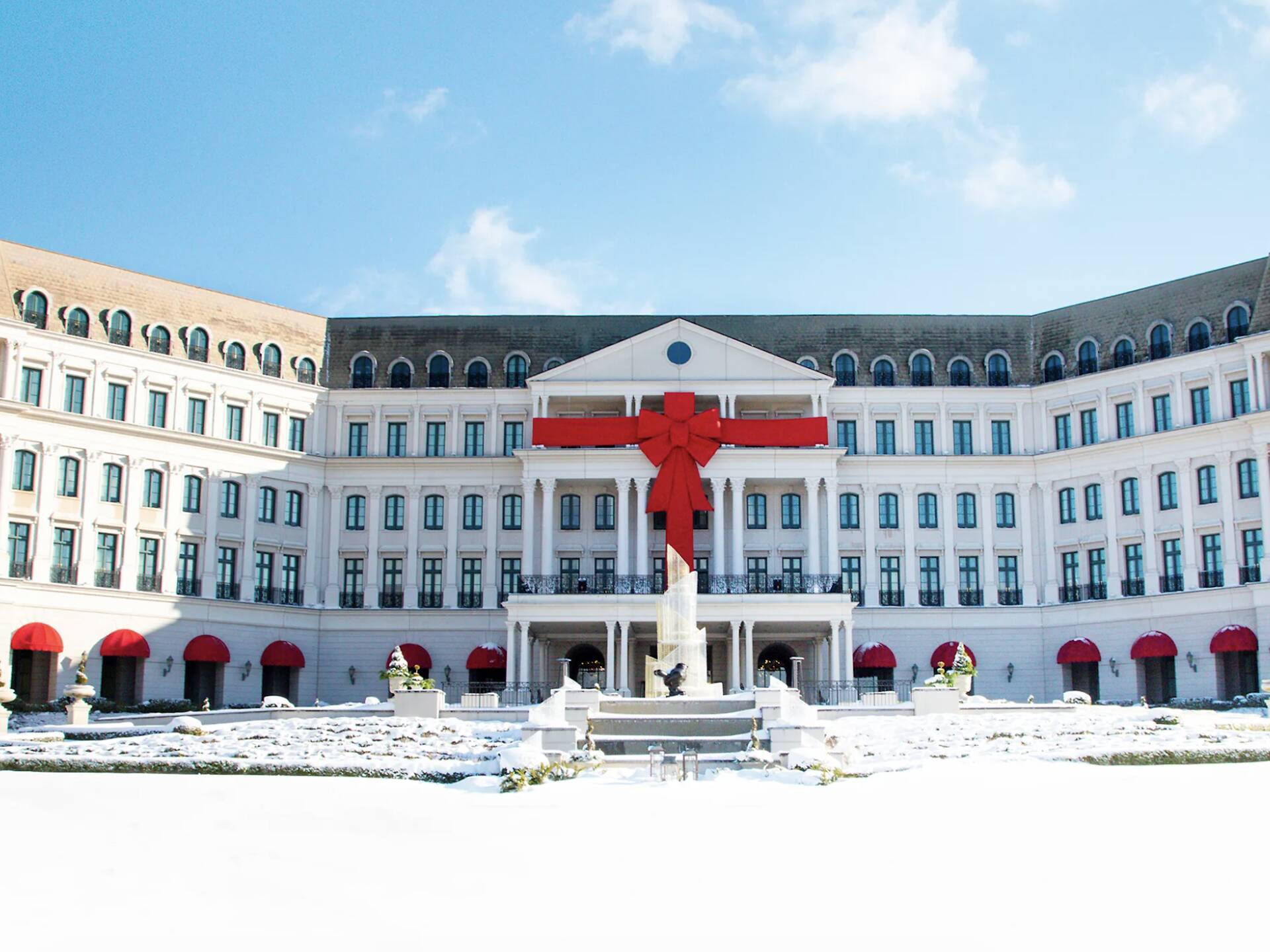 12 Festive U.S. Hotels That Go All Out for the Holidays