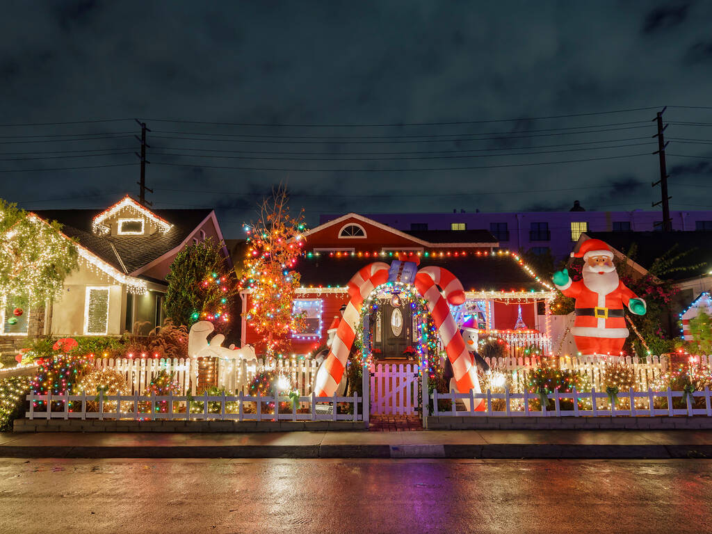 17 Best Places to See Christmas Lights in Los Angeles