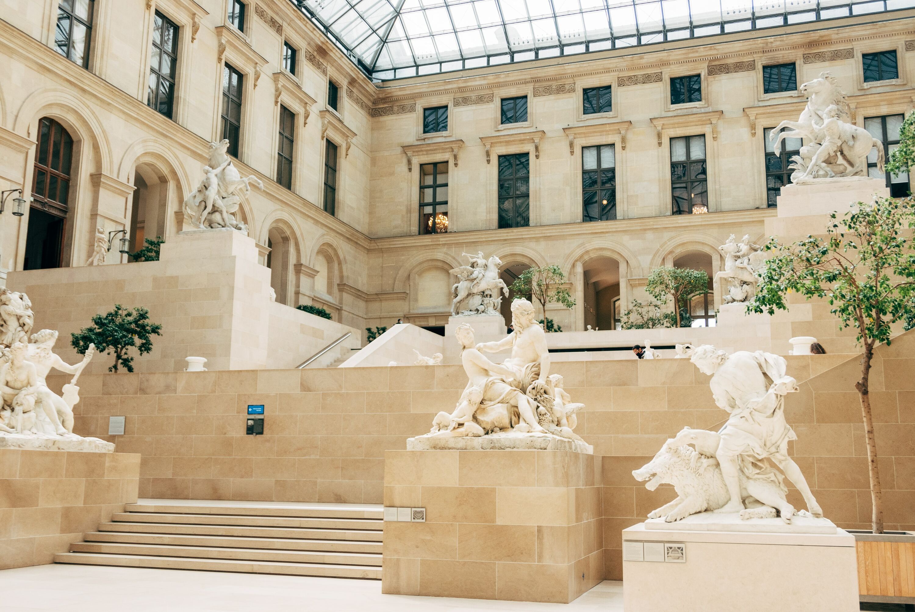 Le musée du Louvre va présenter la première expo mode de son histoire