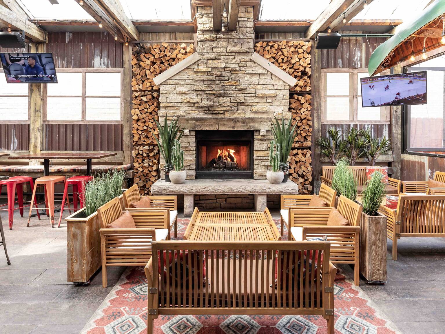 37 Cozy Restaurants & Bars in Chicago With Fireplaces