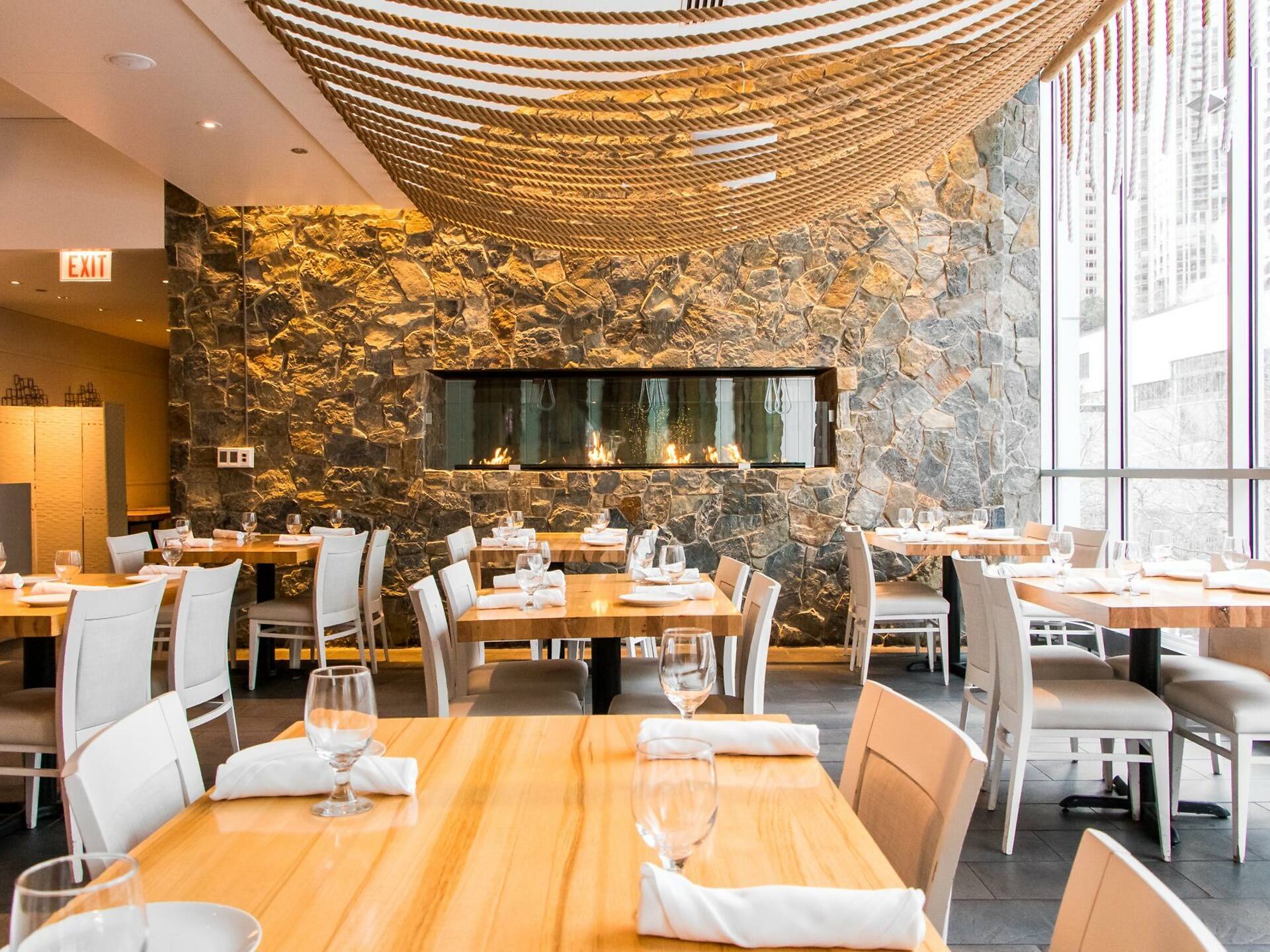 37 Cozy Restaurants & Bars in Chicago With Fireplaces