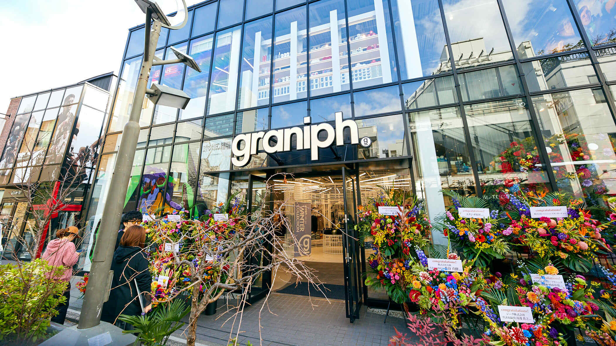 ブランド初のカフェ併設、グラニフの新旗艦店が原宿にオープン