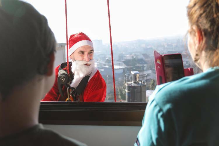 Santa Claus flies into a children's hospital in Zagreb