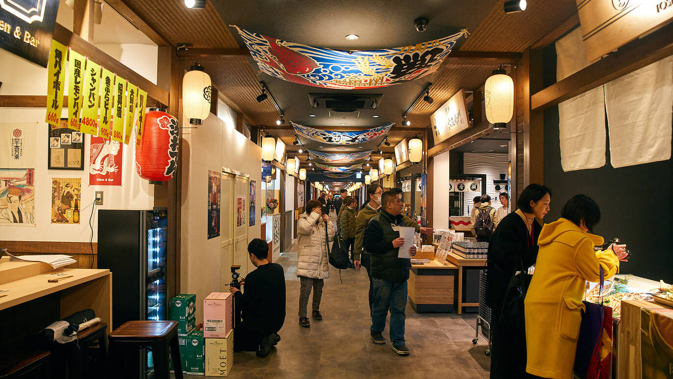 Guide to Toyosu Market, including how to visit the tuna auction