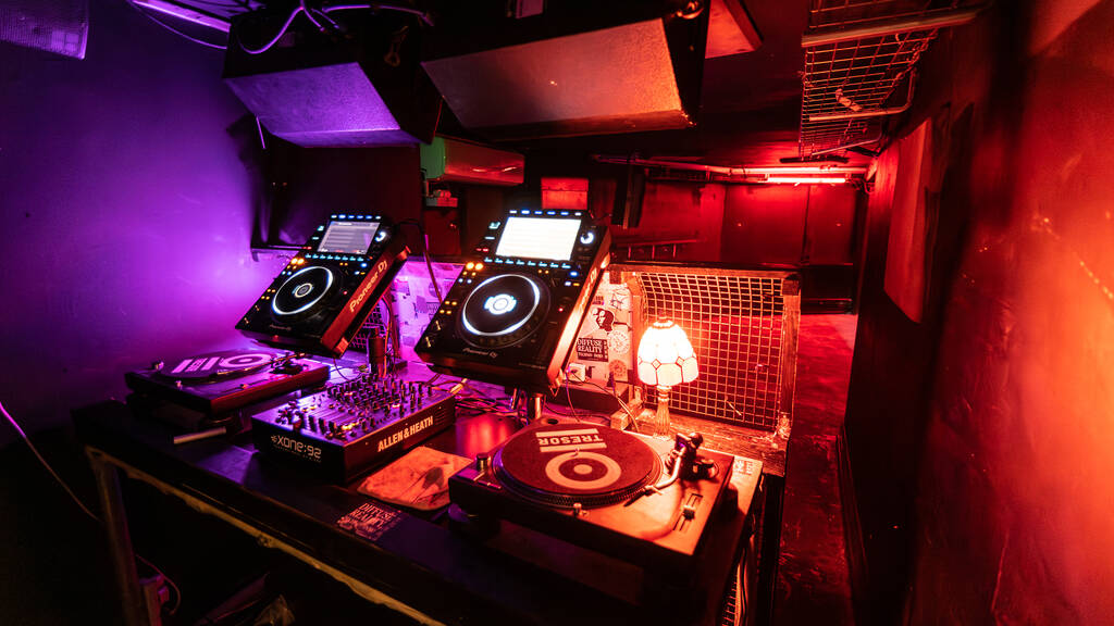 The Glove That Fits | Nightlife in Hackney, London