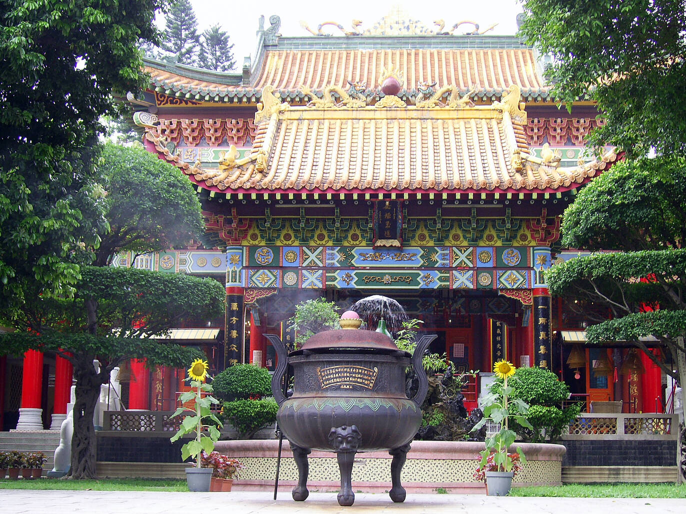 10 Beautiful Temples to Visit in Hong Kong