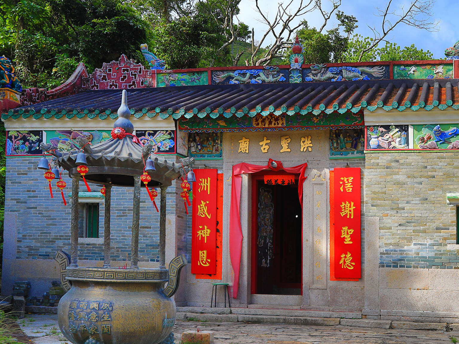 10 Beautiful Temples to Visit in Hong Kong