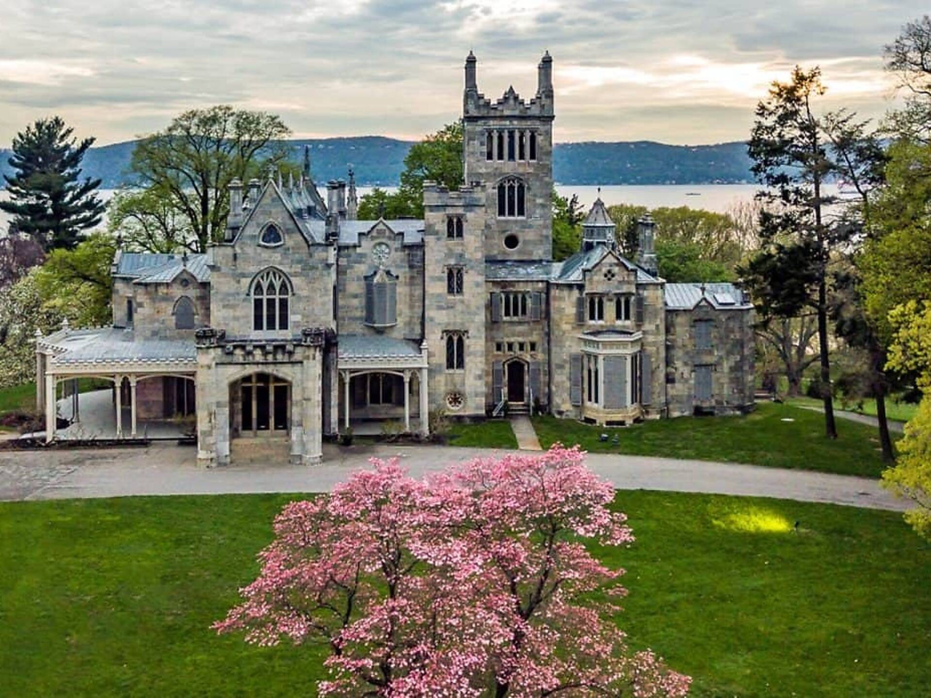 22 Beautiful Castles in America to Feel Like You're in Europe