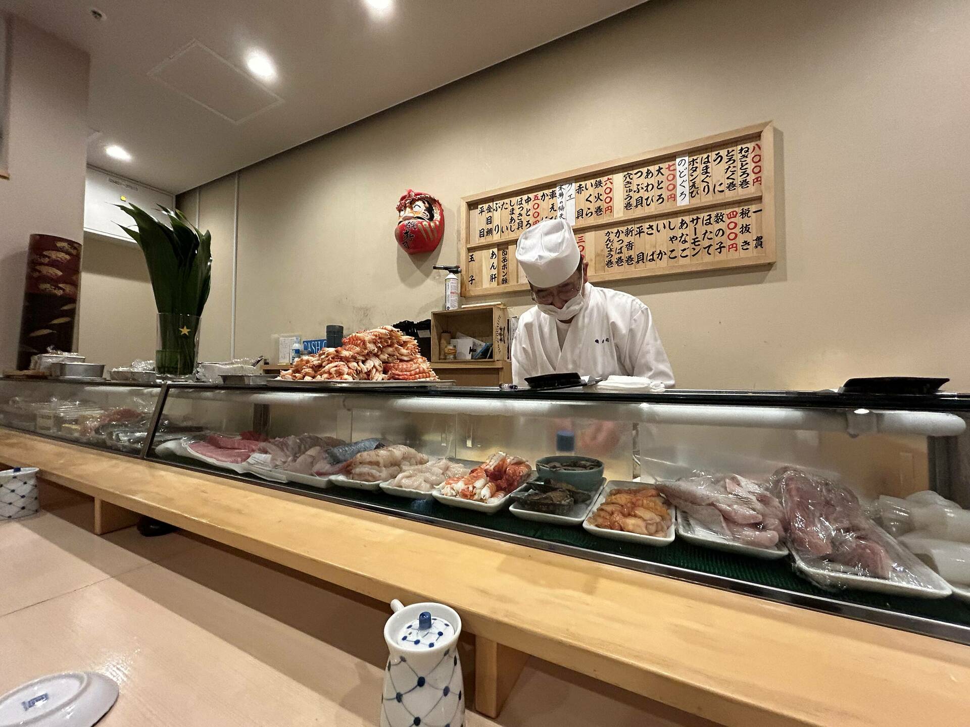 Guide to Toyosu Market, including how to visit the tuna auction
