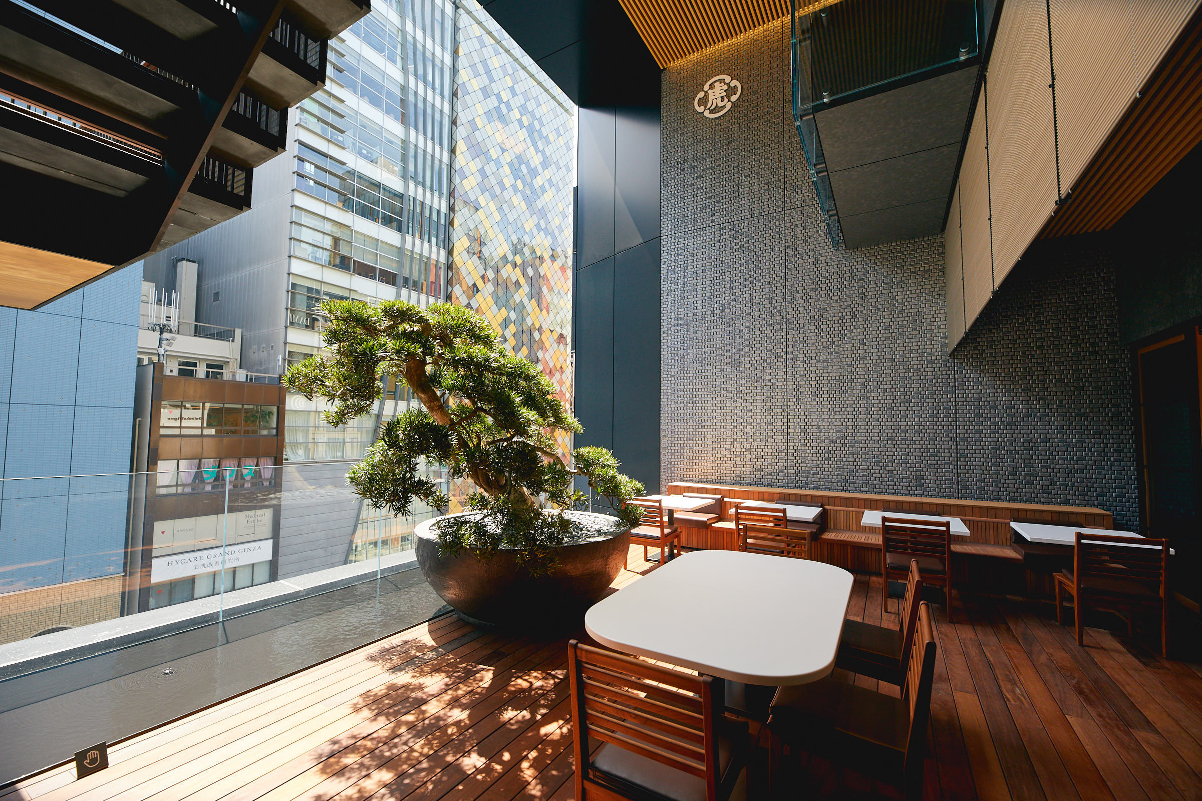 出来たての和菓子をカウンター席で、銀座「とらや」がリニューアルオープン