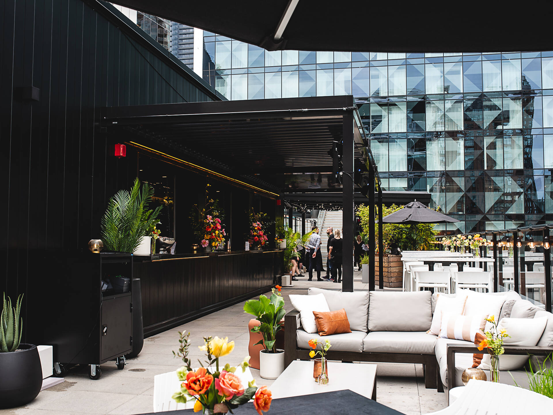 23 Best Rooftop Bars in Montreal To Check Out For Booze with Views