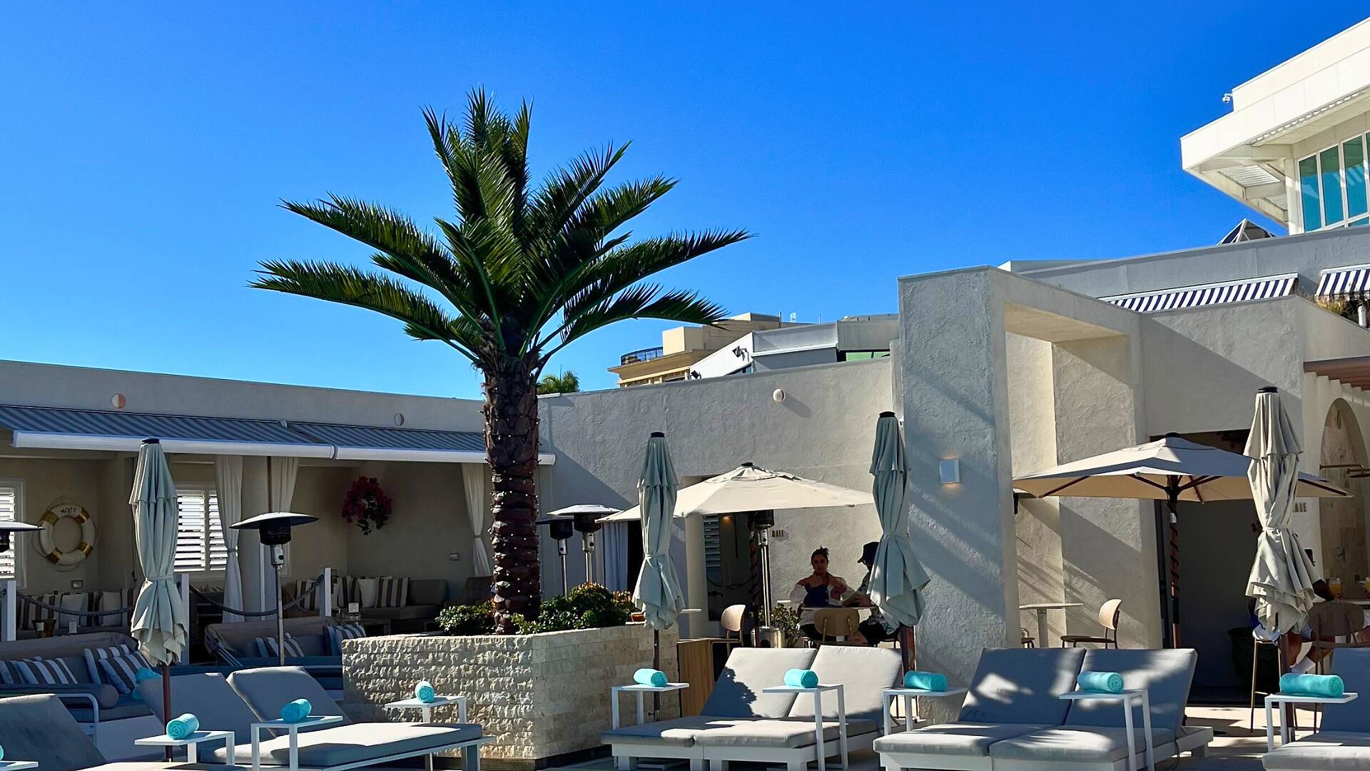 La Luna Beach Club | Beach club in Brisbane serving fresh seafood