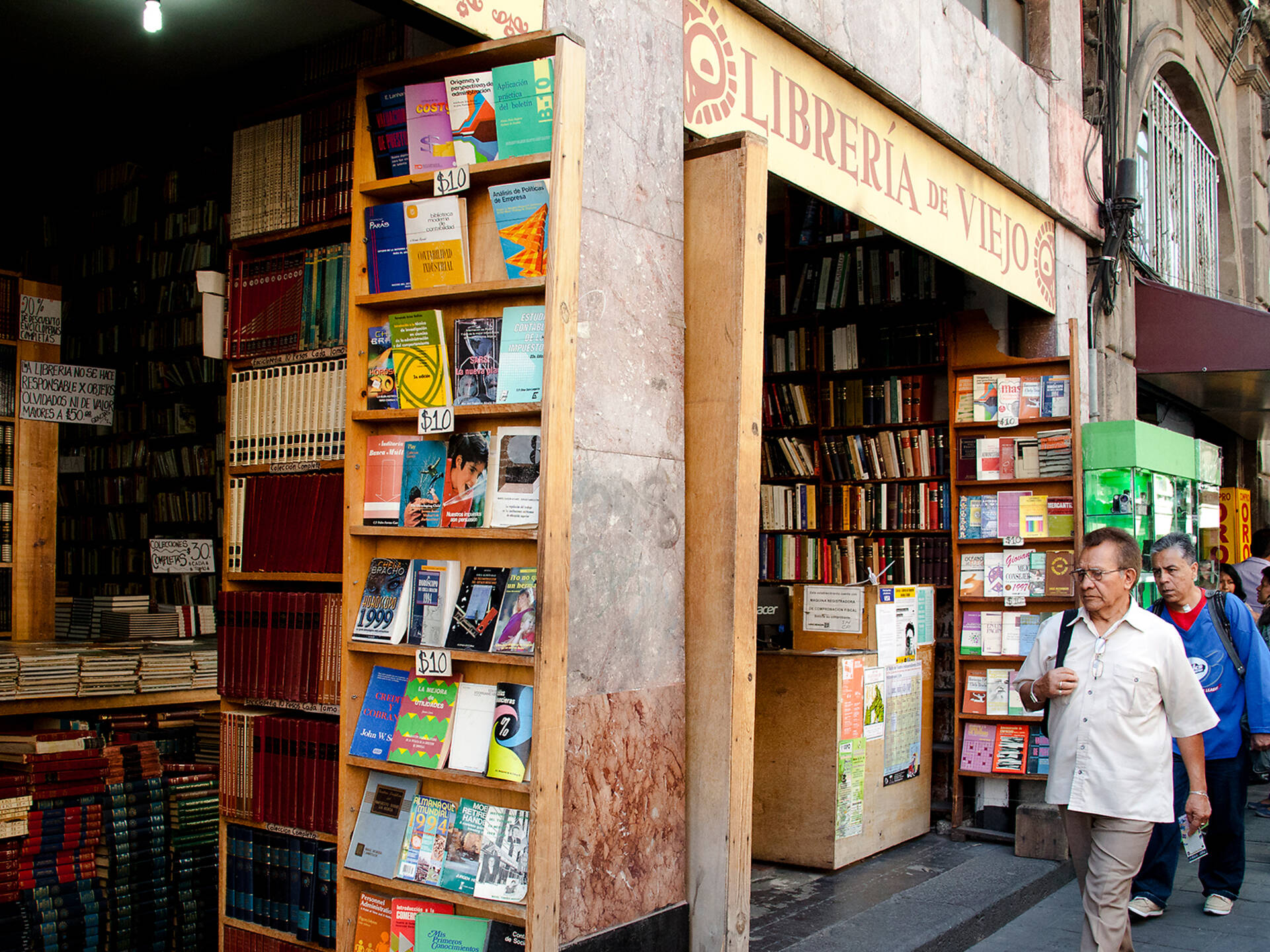 Descubre los secretos e historia de la calle Donceles