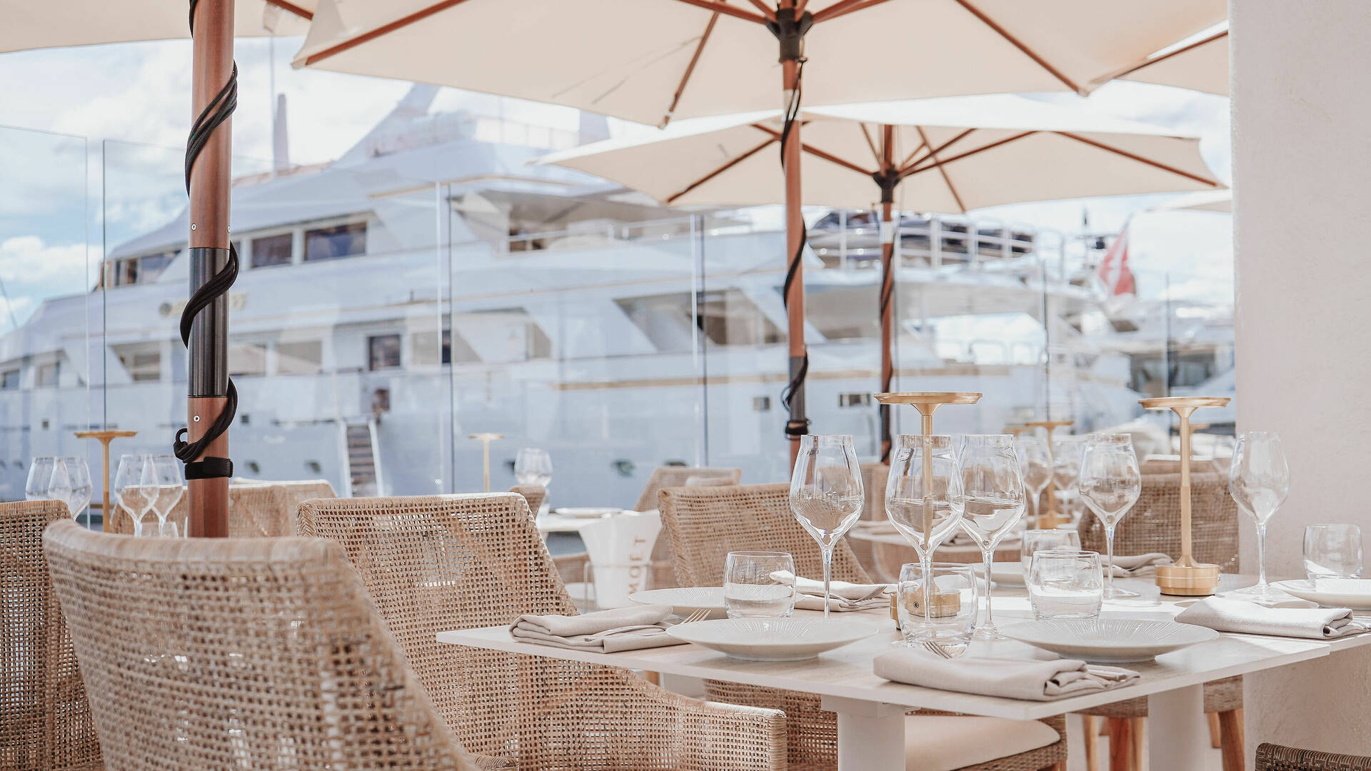 La Luna Beach Club | Beach club in Brisbane serving fresh seafood
