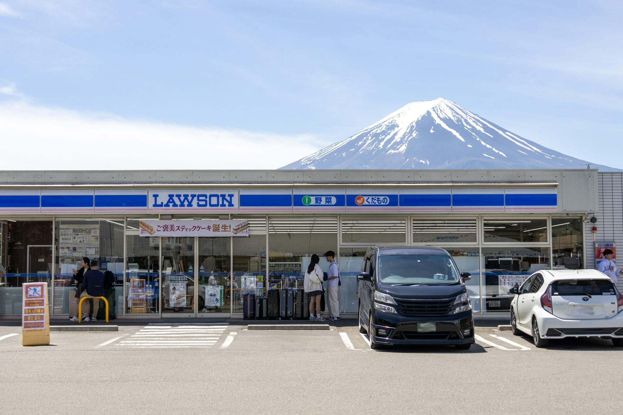 Mt Fuji photo block at Kawaguchiko Lawson store has been removed