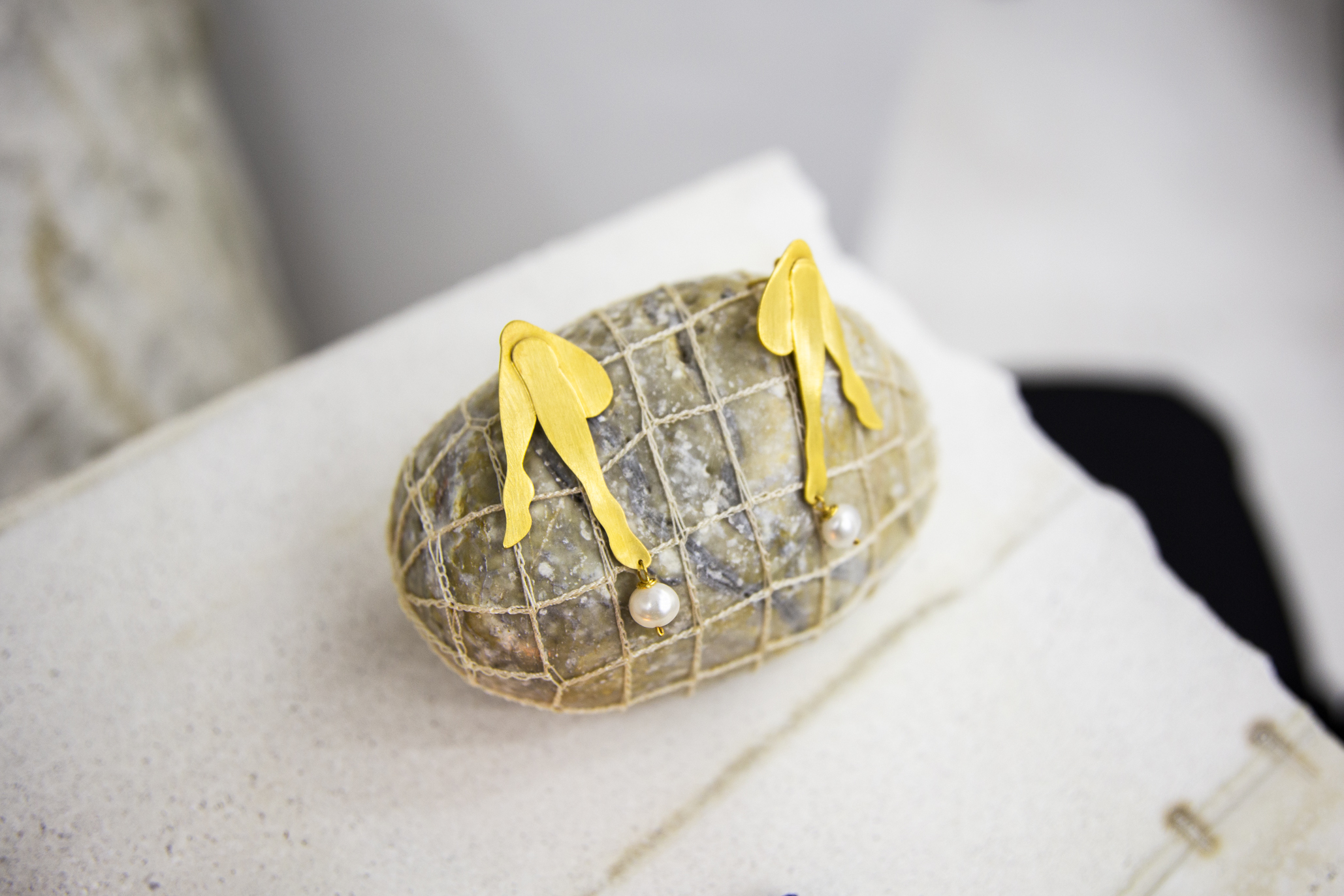 Alejandra de Coss abrió su showroom para mostrar ropa y accesorios