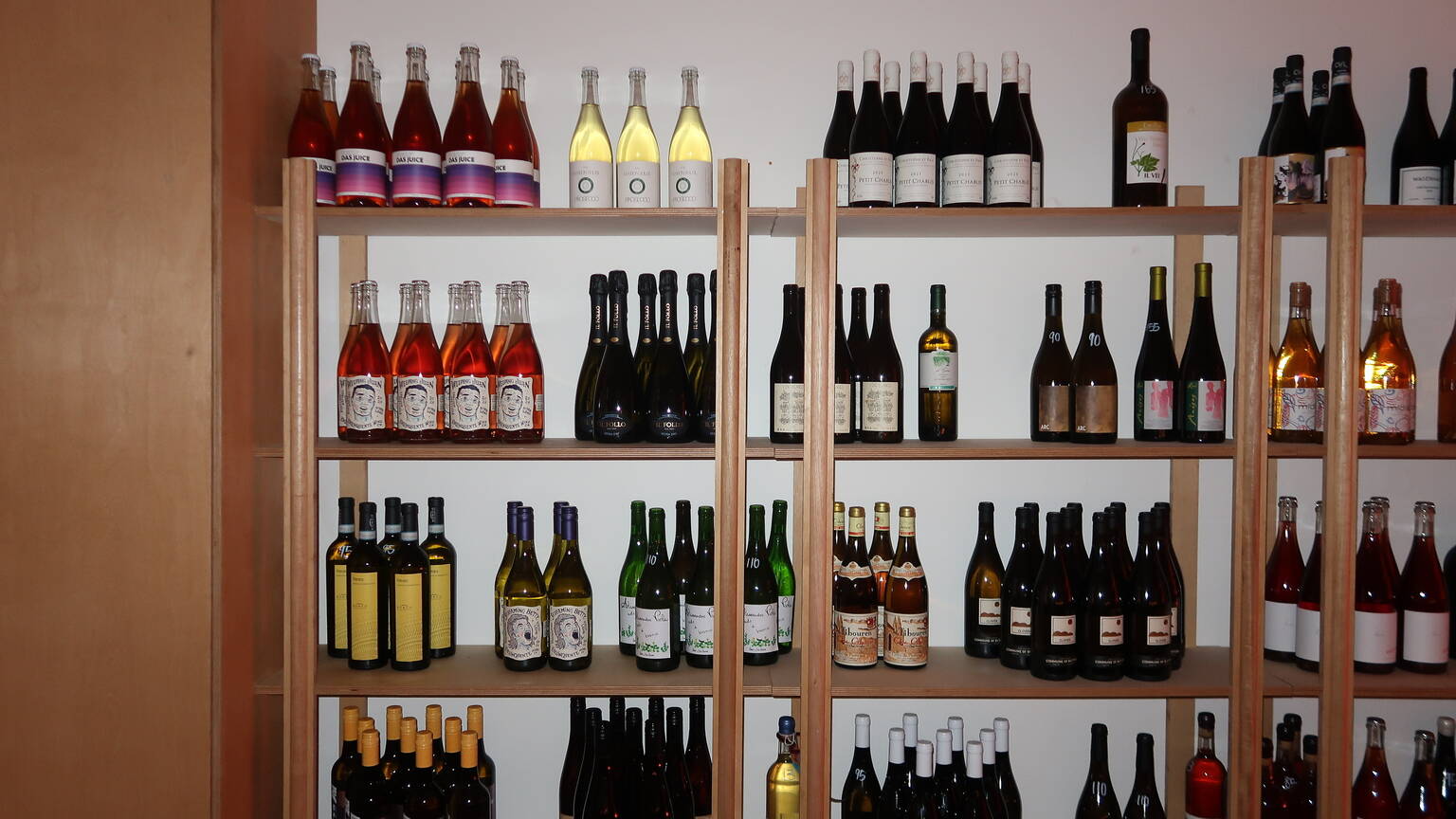 Theeca Darlinghurst | Café by day, wine and vinyl bar by night