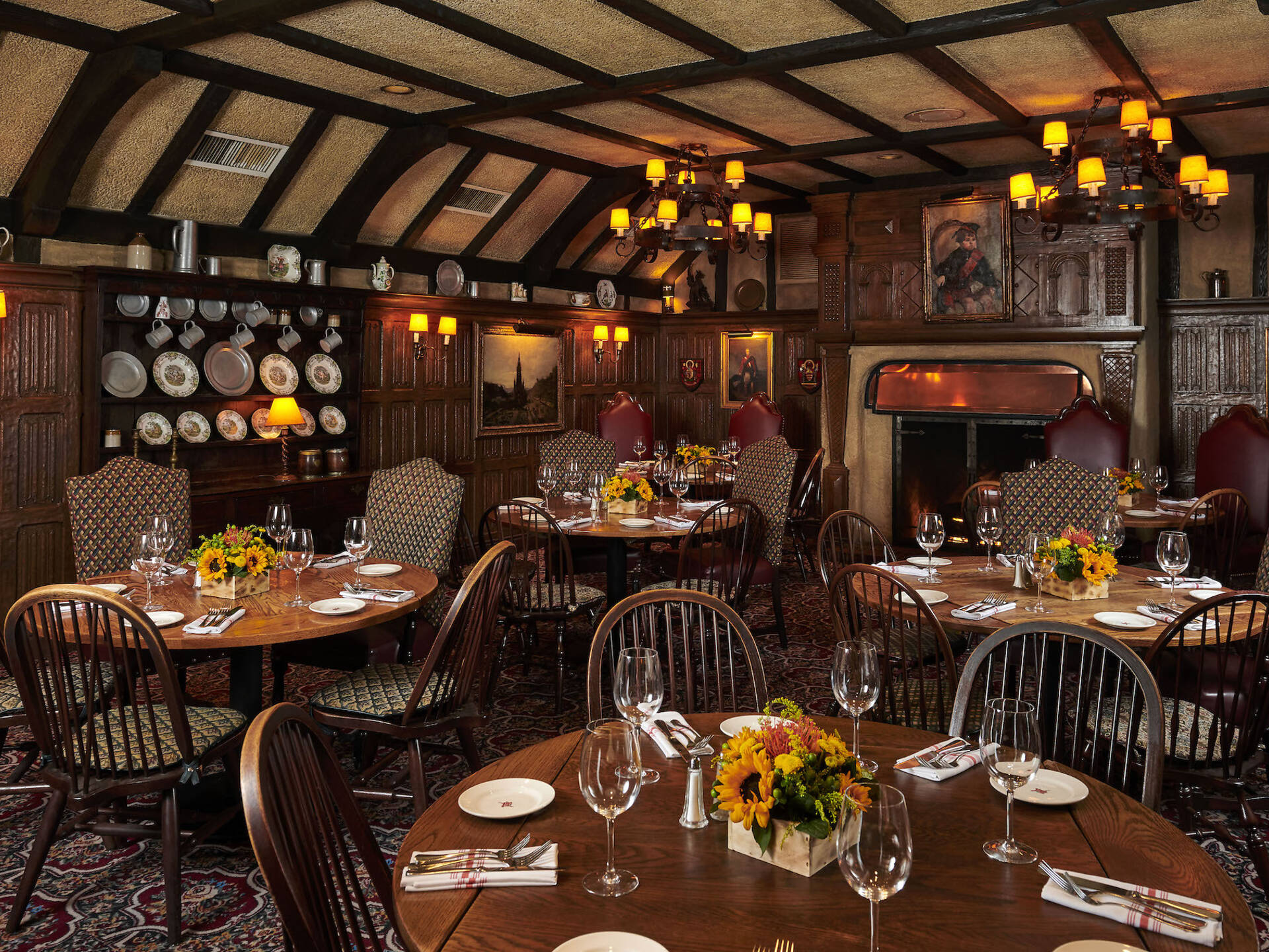 17 Coziest Restaurants and Bars in L.A. For Chilly Evenings