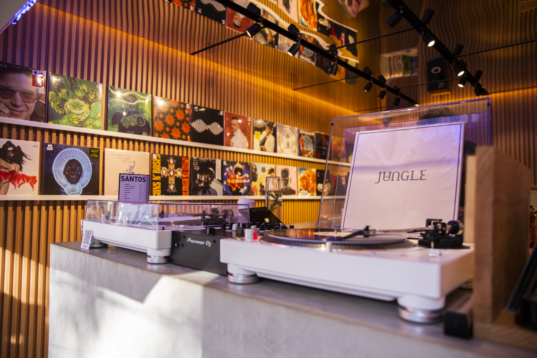 Santos Café: escucha o compra vinilos en esta cafetería de la Del Valle