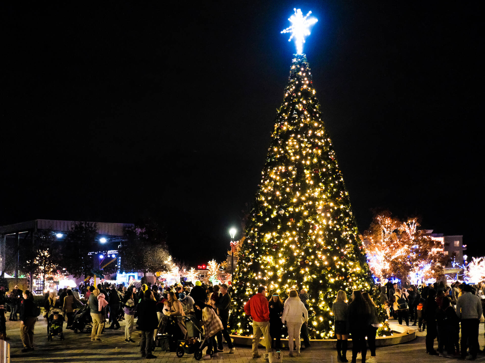 18 Best Christmas Cities in the USA to Visit for the Holidays