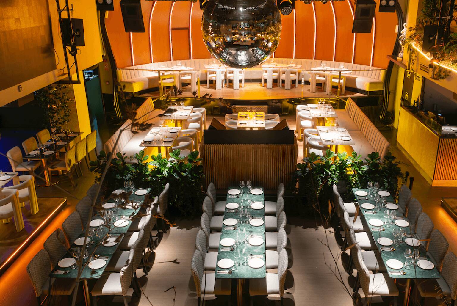 Cenar y salir de fiesta: mejores restaurantes con espectáculo en ...