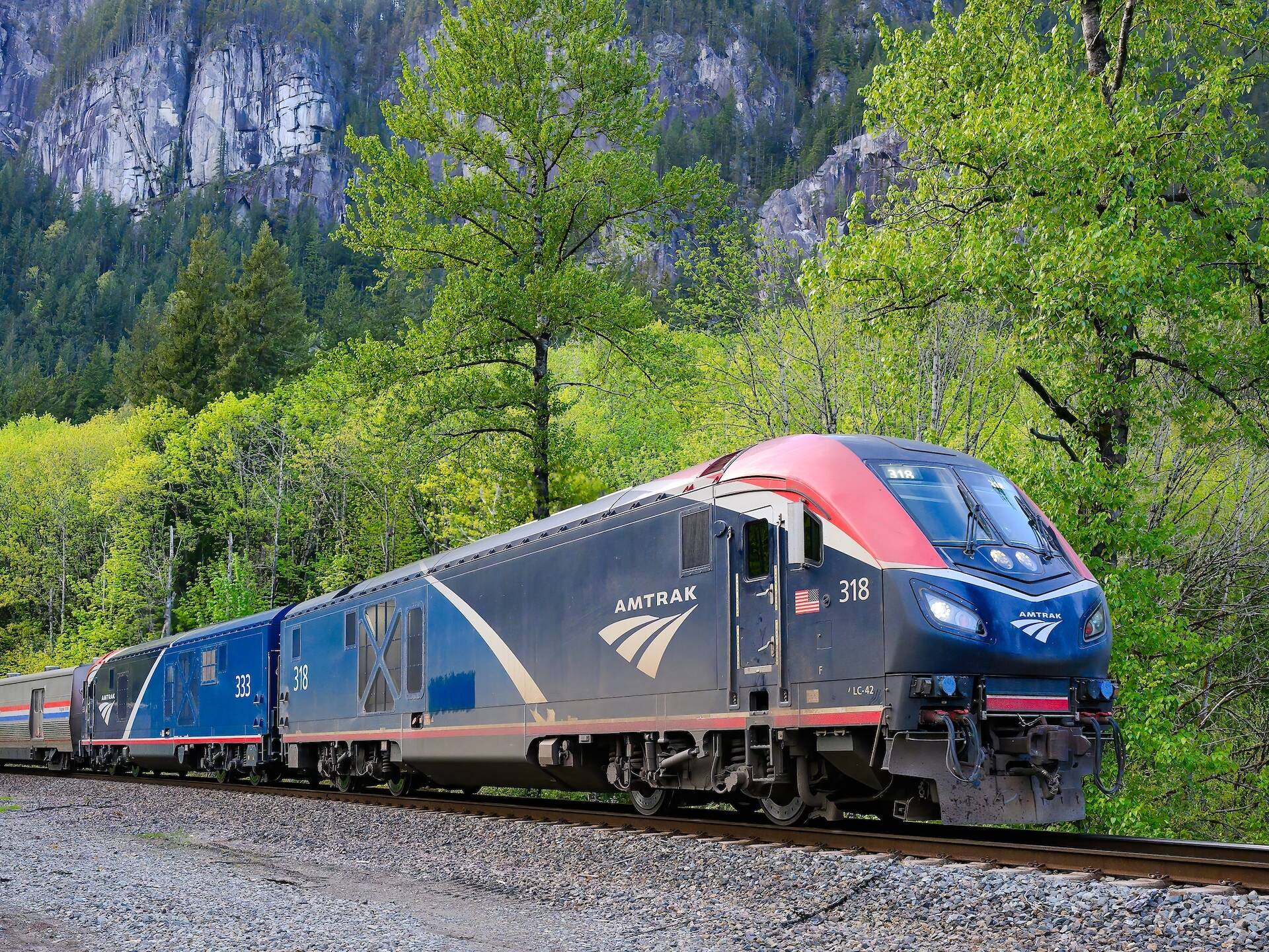 10 Best Winter Train Rides in USA to Enjoy the Snowy Views