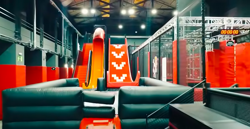 Así es el espectacular parque de toboganes y trampolines que abre a 30 ...