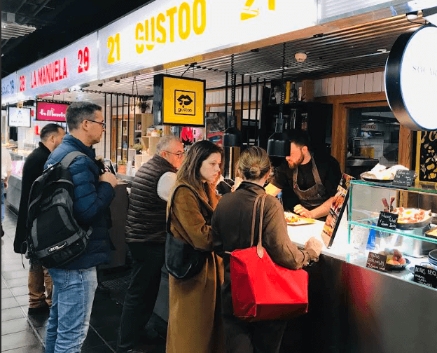 Este puesto sirve los platos más virales de Madrid: comida barata y ...