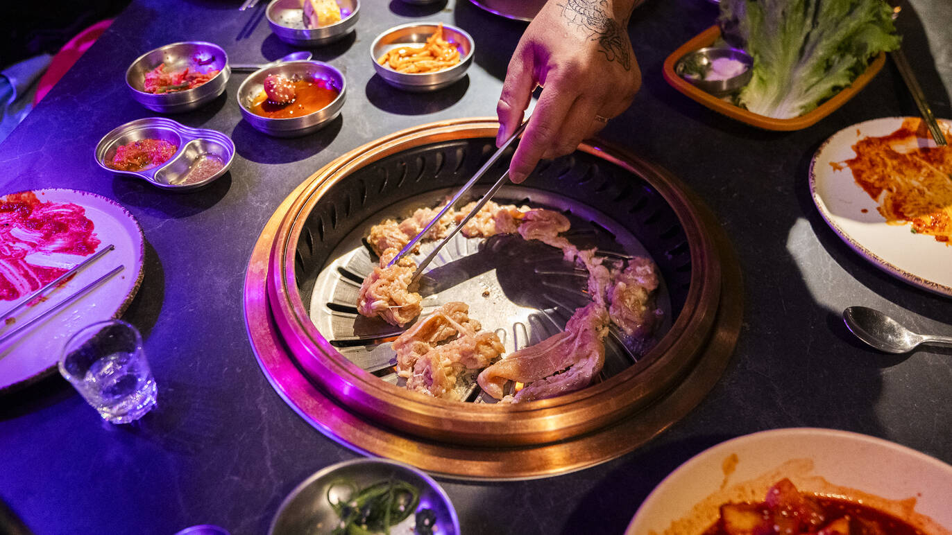 Xeul: BBQ coreano con salas de karaoke temáticas