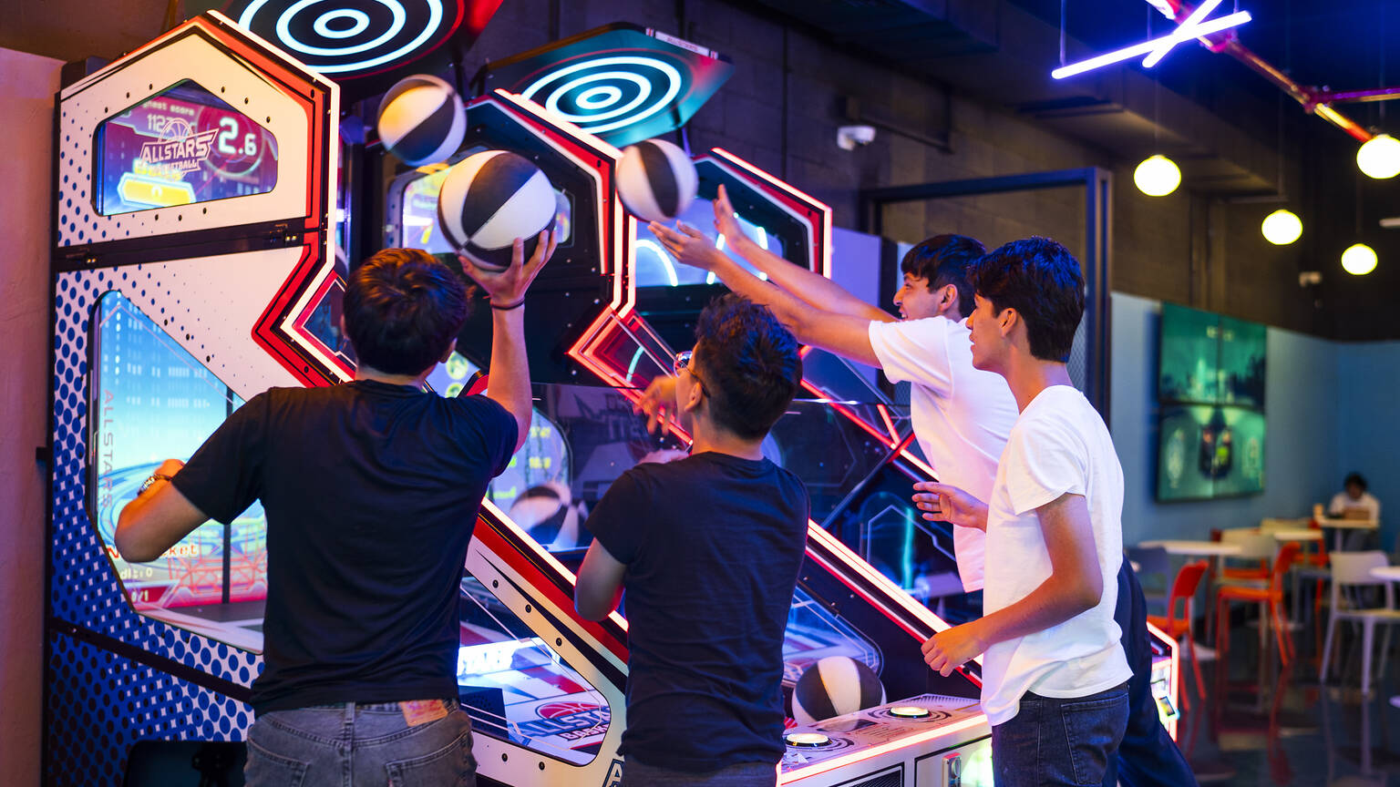 Knock Out, arcade con juegos para niños, adolescentes y adultos en Antara