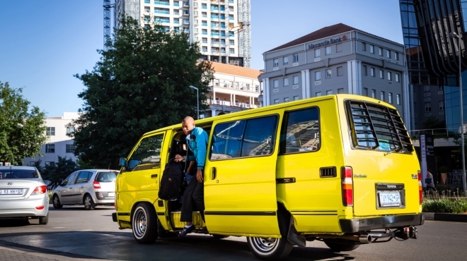 Travelling by taxi in Johannesburg: Phrases and hand signals