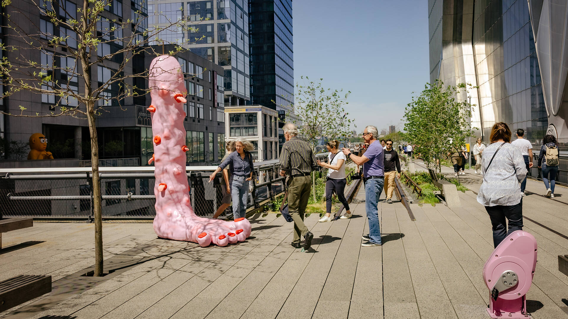 This bizarre water-spitting sculpture in NYC lets you soak unsuspecting ...